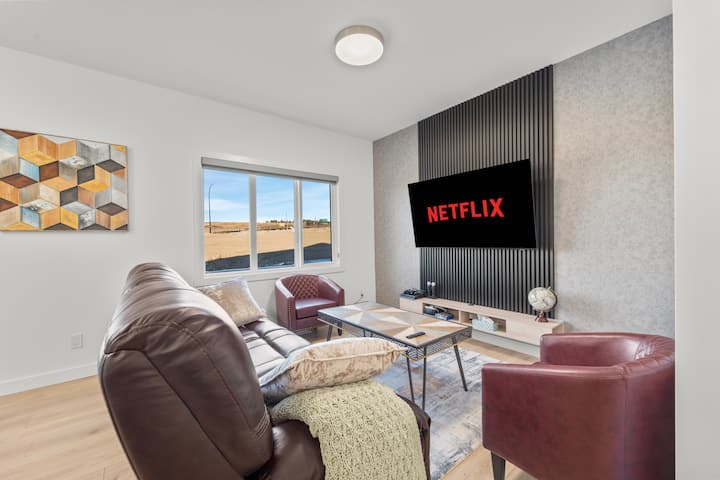 Mountain Ridge | King Beds | Banff Pass | Garage | - Cochrane