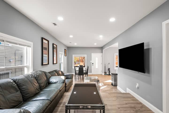 Home Near Rfk W/private Suite & Driveway Sleeps 16 - Washington, DC