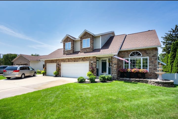 Luxury - Indoor Hotub - Game Room - Sleeps 12 - Grand Rapids, MI