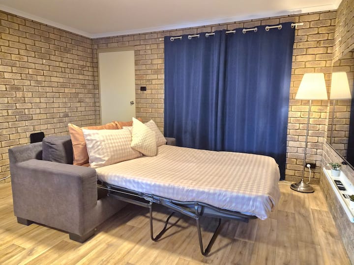 Charming Brick Villa With Safe Parking - Geraldton