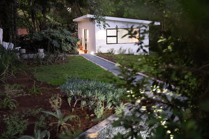 The Sanctuary - Stylish Krantzkloof Retreat - Kloof