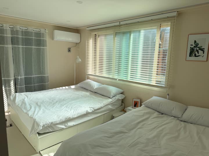 [홍대역7번 1분] 방2, 화장실1, 3qbd, ~6 명, 합법, 가성비&위치 최고! - Seoul