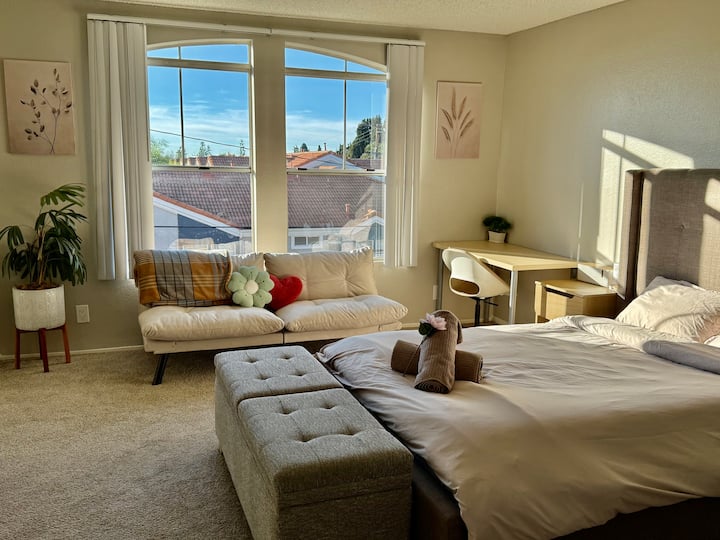 Cozy Primary Suite Near Disneyland | Walk To Cafés - Fullerton, CA