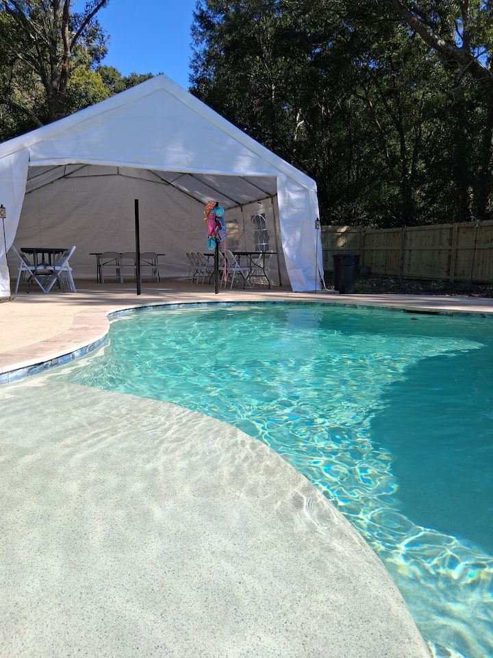 Spacious Home With Beautiful Heated Pool. - Beaumont, TX
