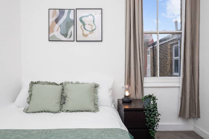 Charing Cross Hospital 3-min Walk | Parking | 2br - London, UK