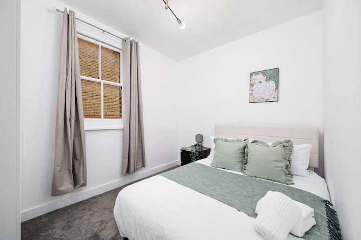 Free Weekend Parking | Fulham Oasis Near Station - London