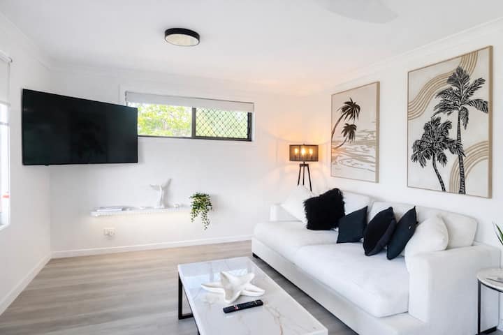 Luxury King Villa Modern Lakefront Peaceful - Hervey Bay