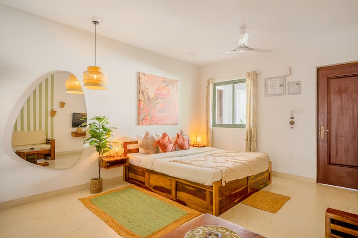 Artsy 1br In Siolim|pool, Balcony, Parking, Garden - Goa