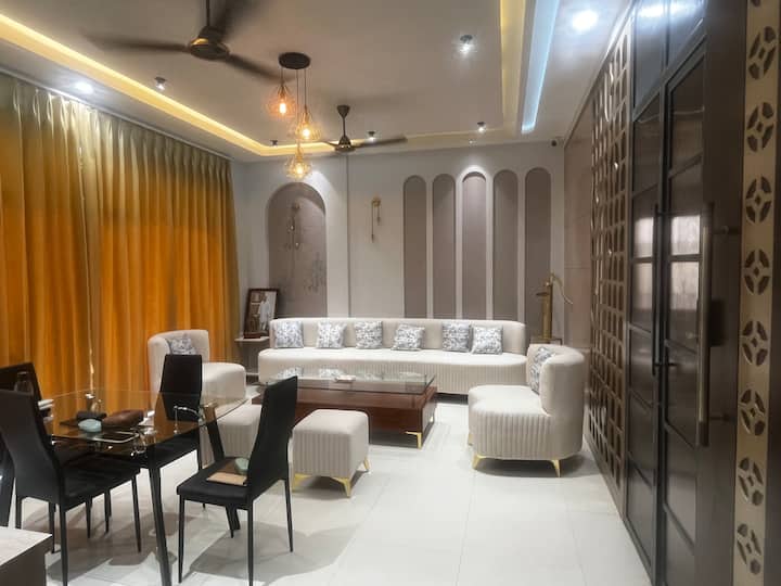 Modern Luxe Stay With All Amenities" - Agra