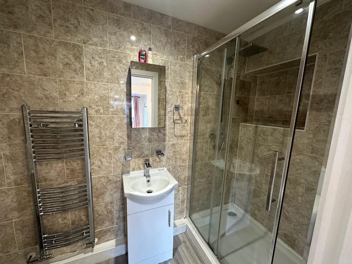 Contractors & Commuters| 4 Bedroom |Parking| Wi-fi - Basingstoke