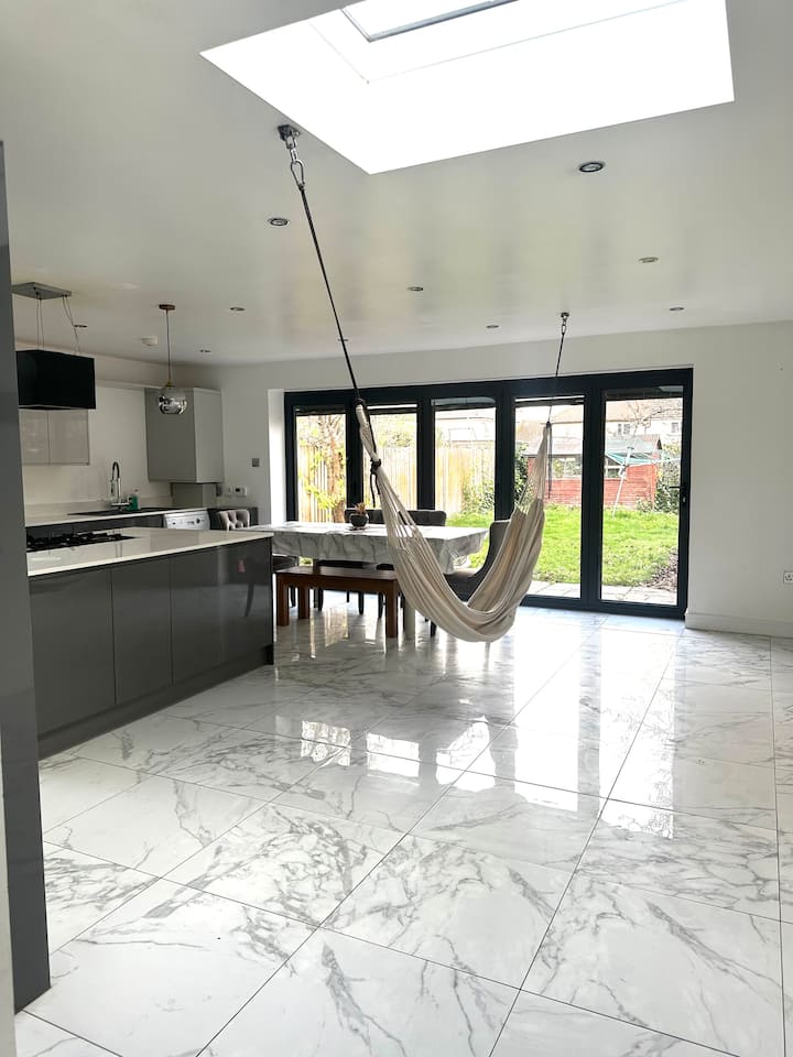 Contractors & Families| 4 Bedrooms |Parking| Wifi - Basingstoke