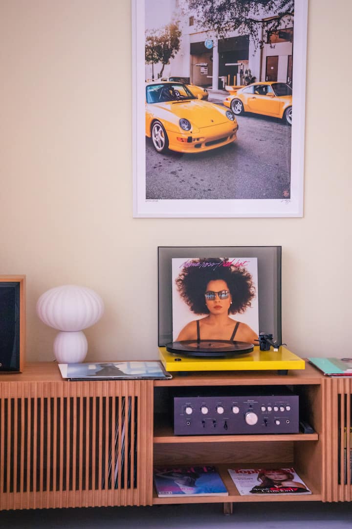 Unique Vintage Oasis: Vinyl, Vogue & Ocean Walks - 赫爾辛基