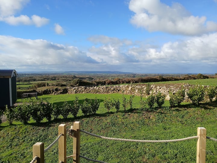 Rural Shepherd's Hut With Stunning Views & Hot Tub - Pool