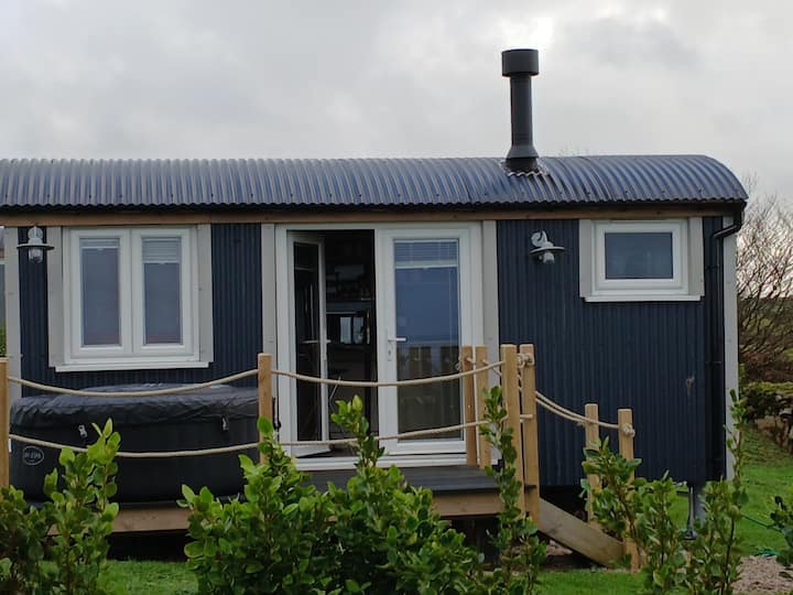 Rural Shepherd's Hut With Stunning Views & Hot Tub - Pool