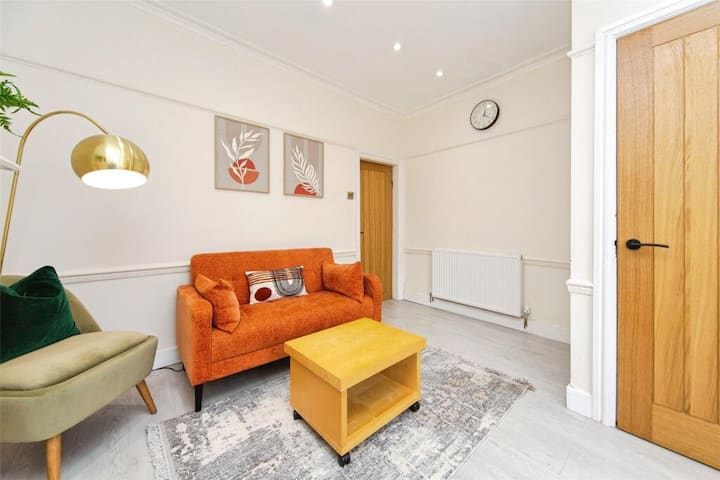 2 Bedroom House- Wirral - Sleeps 4 -Free Parking - Birkenhead