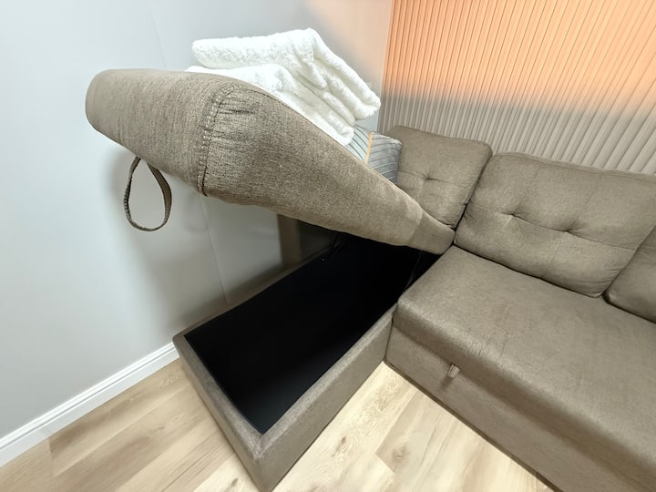 Tiny Modern Unit With Washing Machine - Brisbane