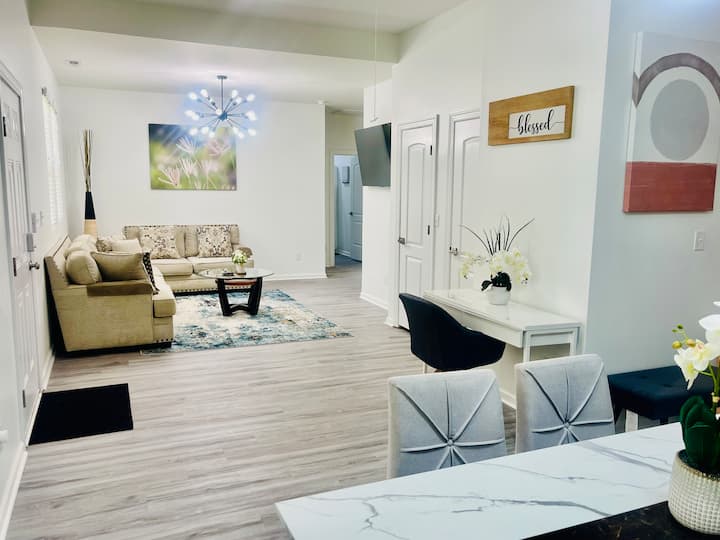 Family-friendly 3br/3ba Large Space & Full Kitchen - Winston-Salem, NC