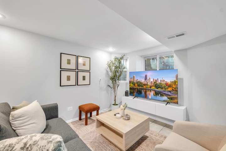 Urban Escape Near Coffee, Restaurants & Blue Line - Edgewater Beach - Chicago