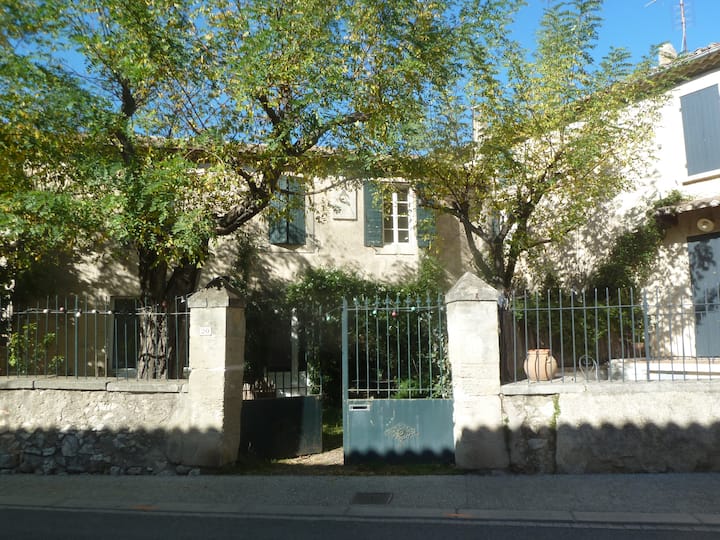 Petite Maison Charmante Avec Cour Centre Village - Eygalières