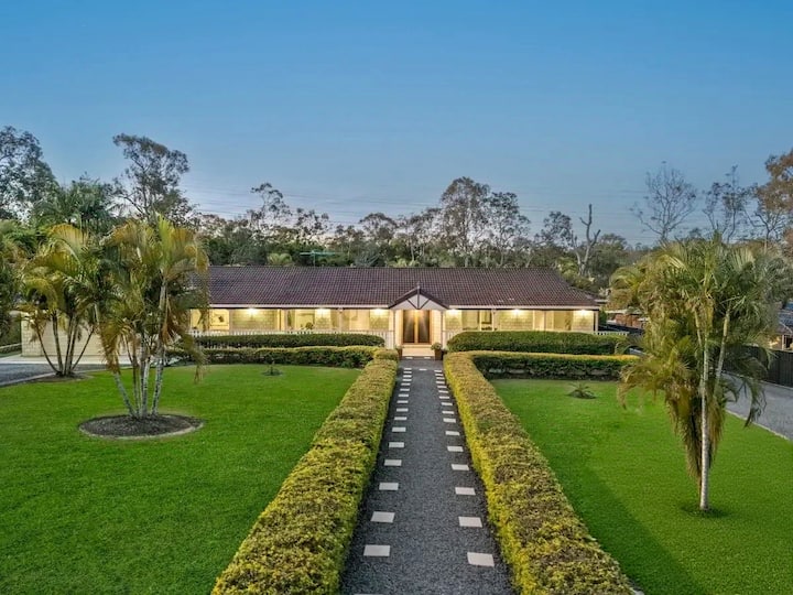 Luxury Retreat With Resort Pool, Home Cinema - Logan Village