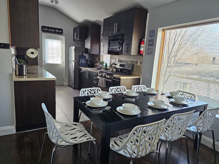 5 Bedroom, 3 Baths, 2 Living Rooms, Beautiful Home - Ypsilanti, MI