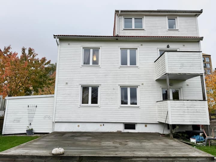 Near Volvo • 6br • 12 Beds • 2 Kitchens • Parking - Gothenburg