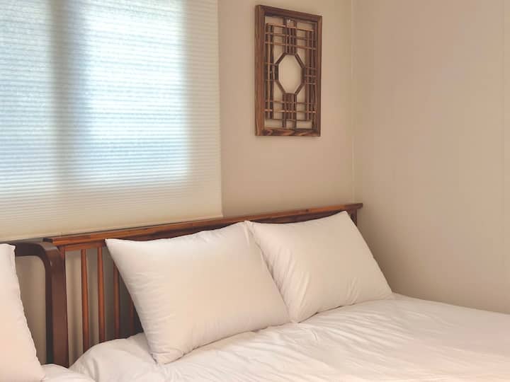 홍대입구역 5분,편의점1분,무료 짐보관,홍대,연남,경의선숲길,망원,명동,남산,경복궁시내근접 - 신창면