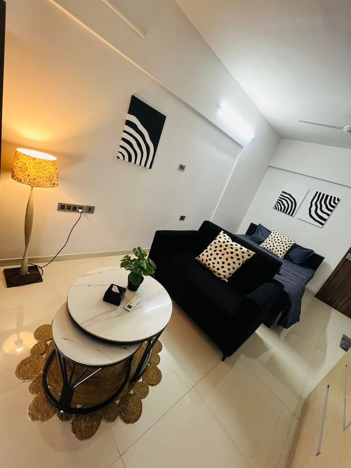 Dark Studio| Near Airport| Wifi | Couple Friendly - Pune