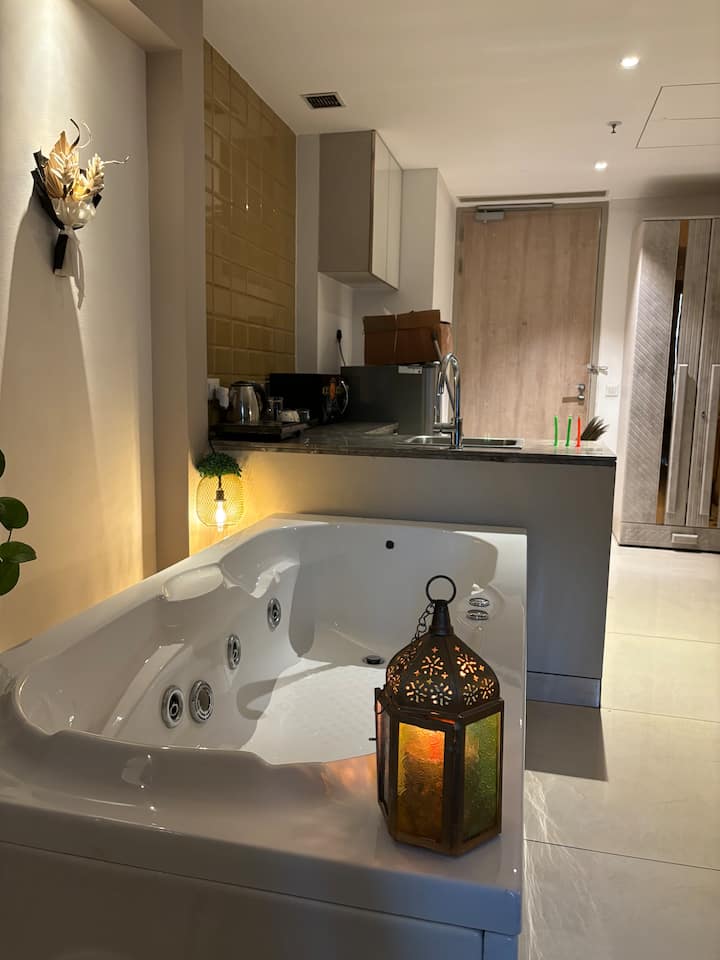 Jacuzzi, Infinity Pool, & Luxurious Bedroom, M3m - Gurugram