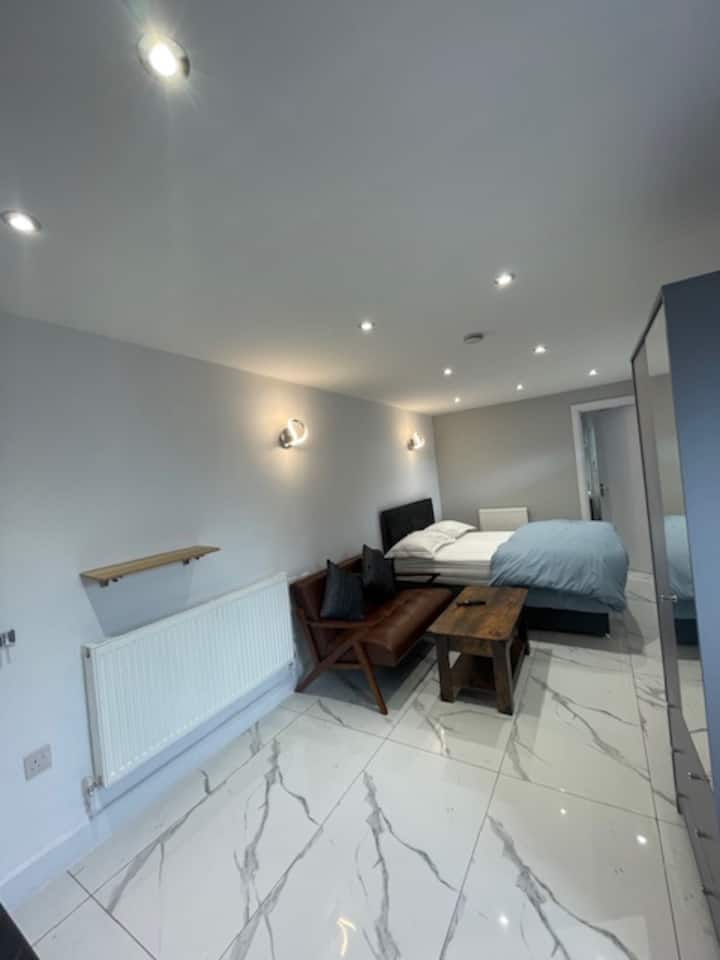 New Built Self-contained Studio Near Heathrow - Slough