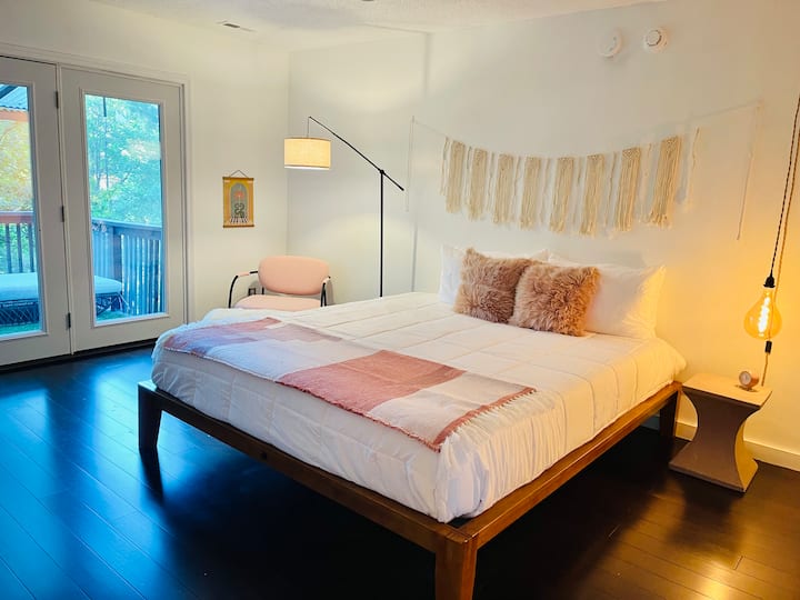 Spacious Private Lake View Cabin W/ 3 Decks - Fayetteville, NC