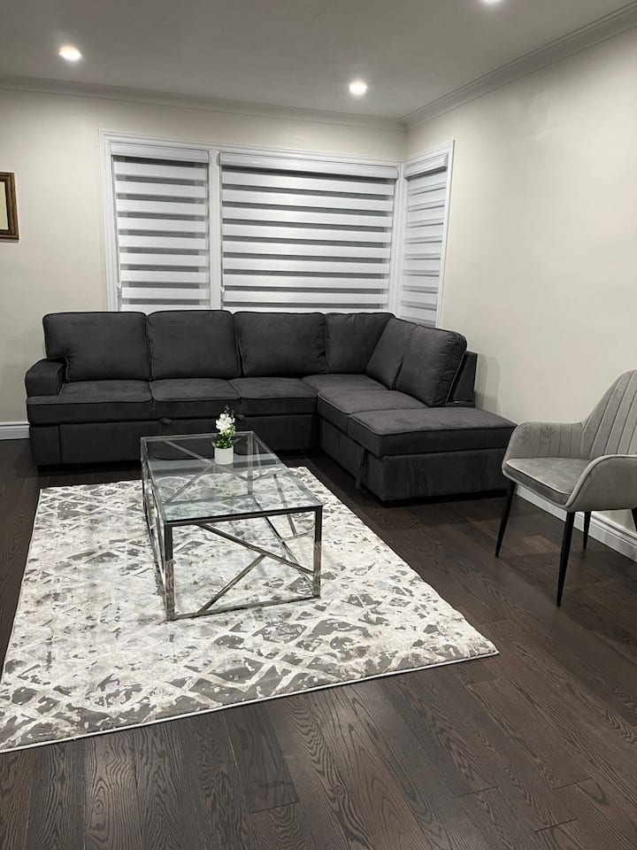 Modern Bungalow In Richmond Hill - 3 Bedrooms - Markham, Canada
