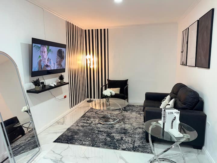 The Edge Haven | Stylish 2br Retreat W/pool - Kingston