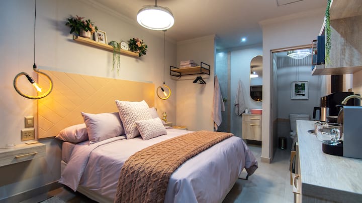 Blush Luxurious Apartment Optional Office Space - Sandton