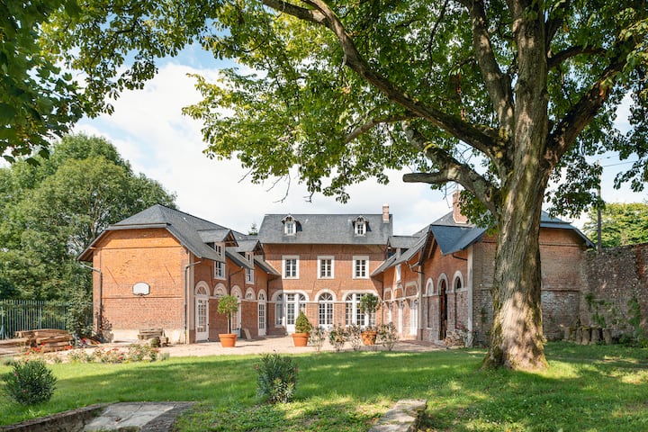 Dépendances Rénovées D’un Château Xviiie - Les Andelys