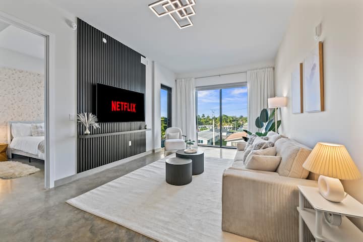 {Golden Dunes} ~ No Fees ~ Pool ~ Gym - Dania Beach, FL