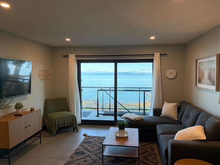 Sunrise Oceanfront Suite In The Comox Valley - Cumberland