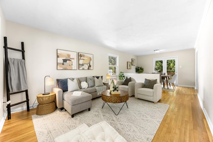 *New* Sunny Home 3 King Beds- Fenced Yard, Deck - Towson, MD