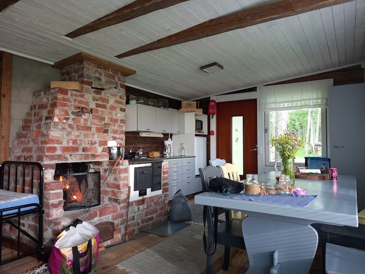 Kesätupa Mökkimme Pihapiirissä Meren Rannalla. - Sauvo