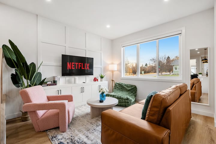 Best Stylish 3br | Wfh Space | 7 Mins To Dt - Calgary