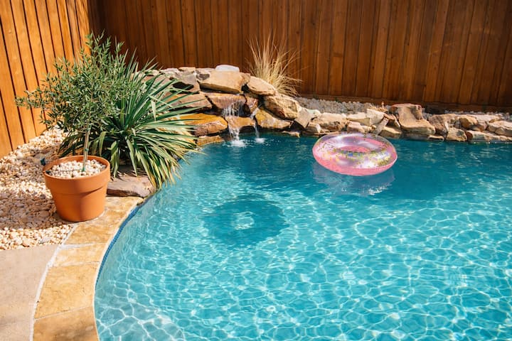 The Lil Pink House | Pool + Walk To The Square - McKinney, TX