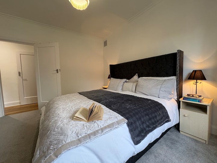 Lincoln Retreat · Pet Friendly-walkable-parking - Lincoln