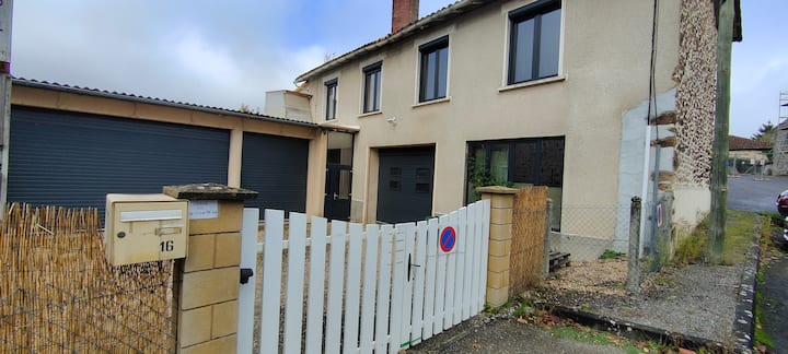 Appart. Entier 1 Ch, Proche Commodités Et Services - Rochechouart