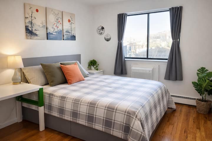 Cozy And Bright Bedroom With 2 Shared Bathrooms - New York City