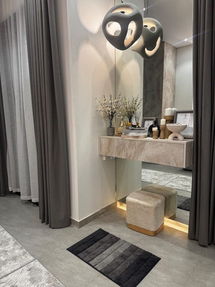 جناح متكامل الخدمات بمدخل خاص في دور أرضي بحي تنال - Riad