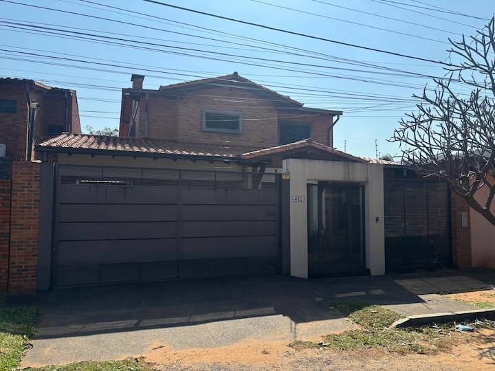 Casa Multifamiliar Con Piscina - Paraguay