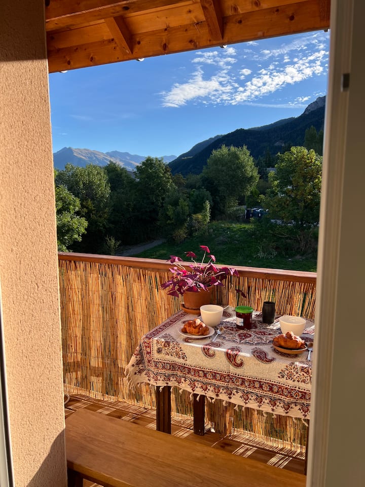 Un Intérieur Ouvert Sur Les Montagnes - Ancelle