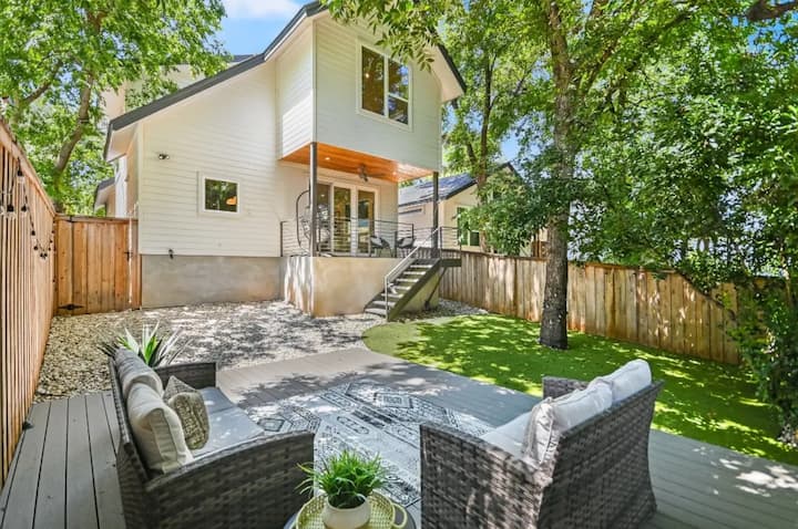Light-filled 4br Retreat Near East Side Hotspots - Austin