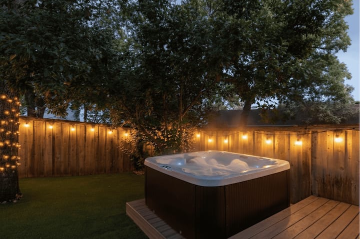 Huge Modern 4+ Br Getaway | Pool · Spa · Game Room - Austin, TX