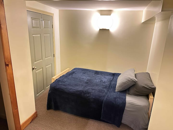 Cozy Apartment Near Downtown &Ski Resort -Sleeps 4 - Claremont, NH